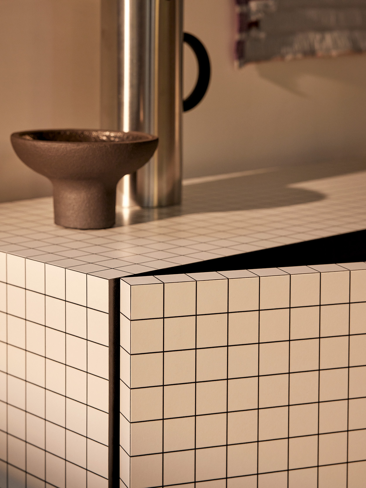 Zanotta adds storage elements and a mirror to the Quaderna collection by Superstudio ...