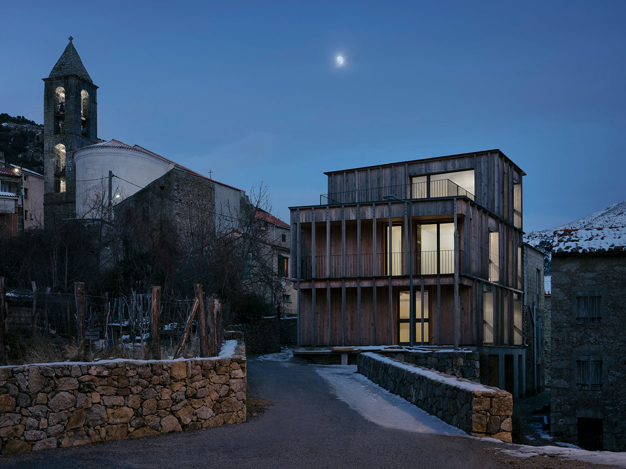 Orma Architettura completed a low-carbon building in Corsica using ...
