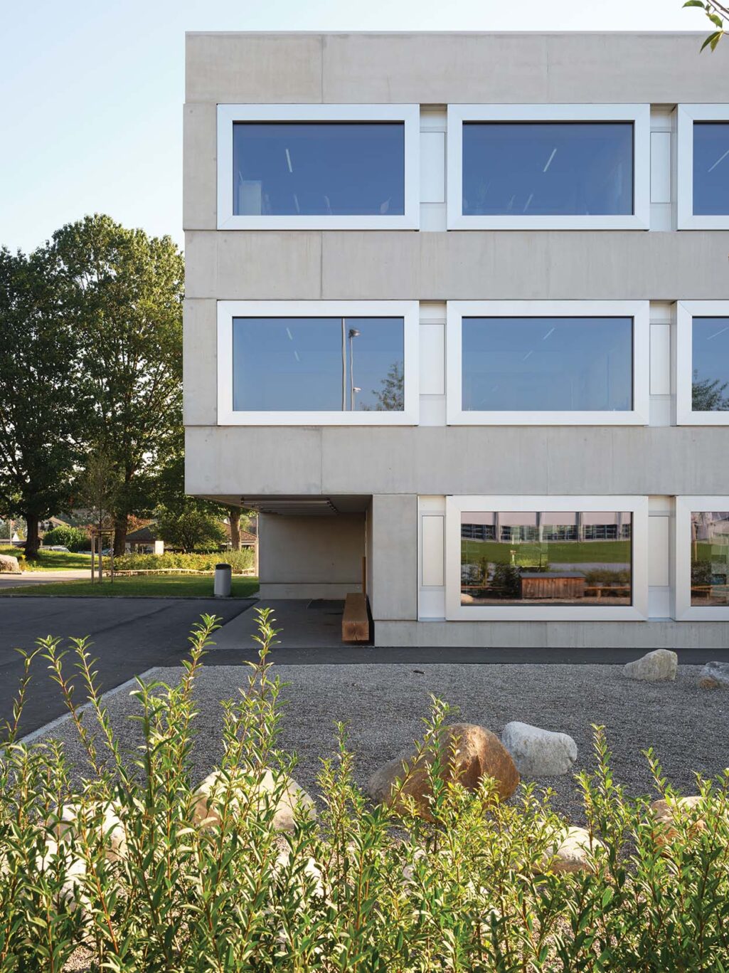 Brandenberger Kloter Architekten completes primary school building in ...